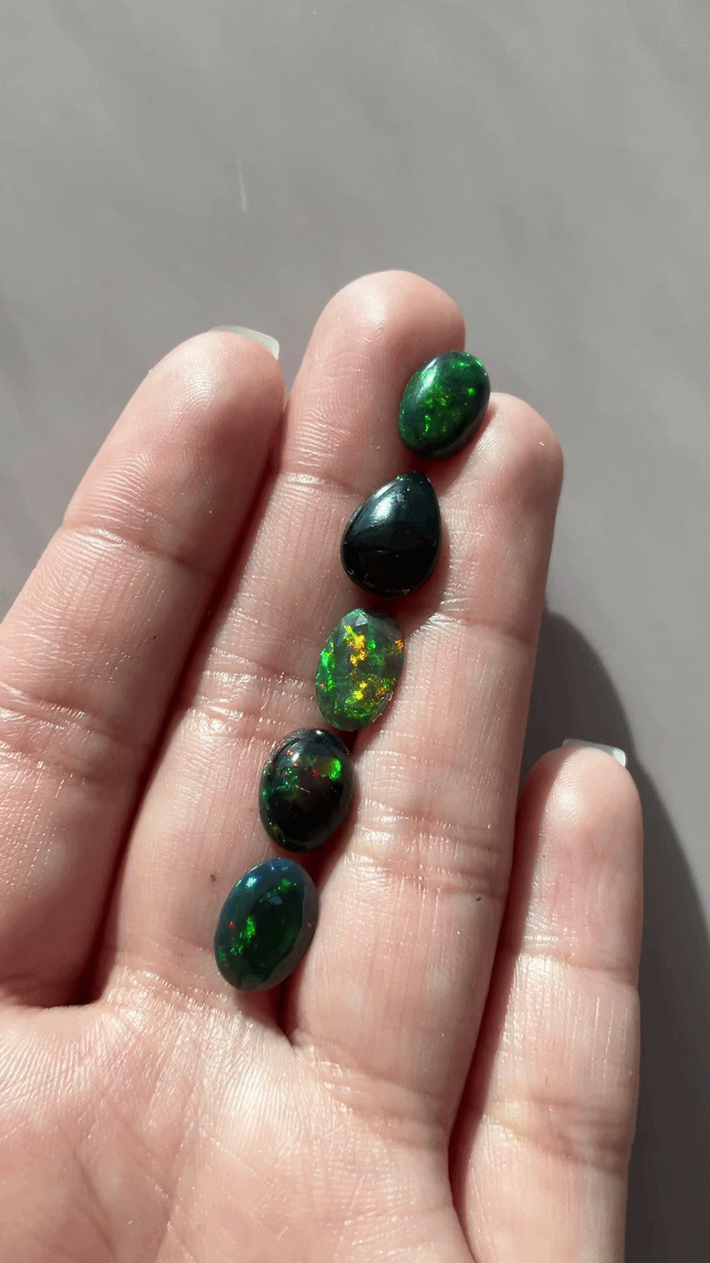 Inside the Stone: Why Black Opals Look Like Galaxies – Metallic Bloom